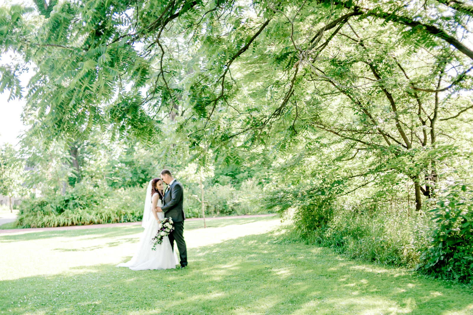 The Grove Redfield Estate Chicago Summer Wedding